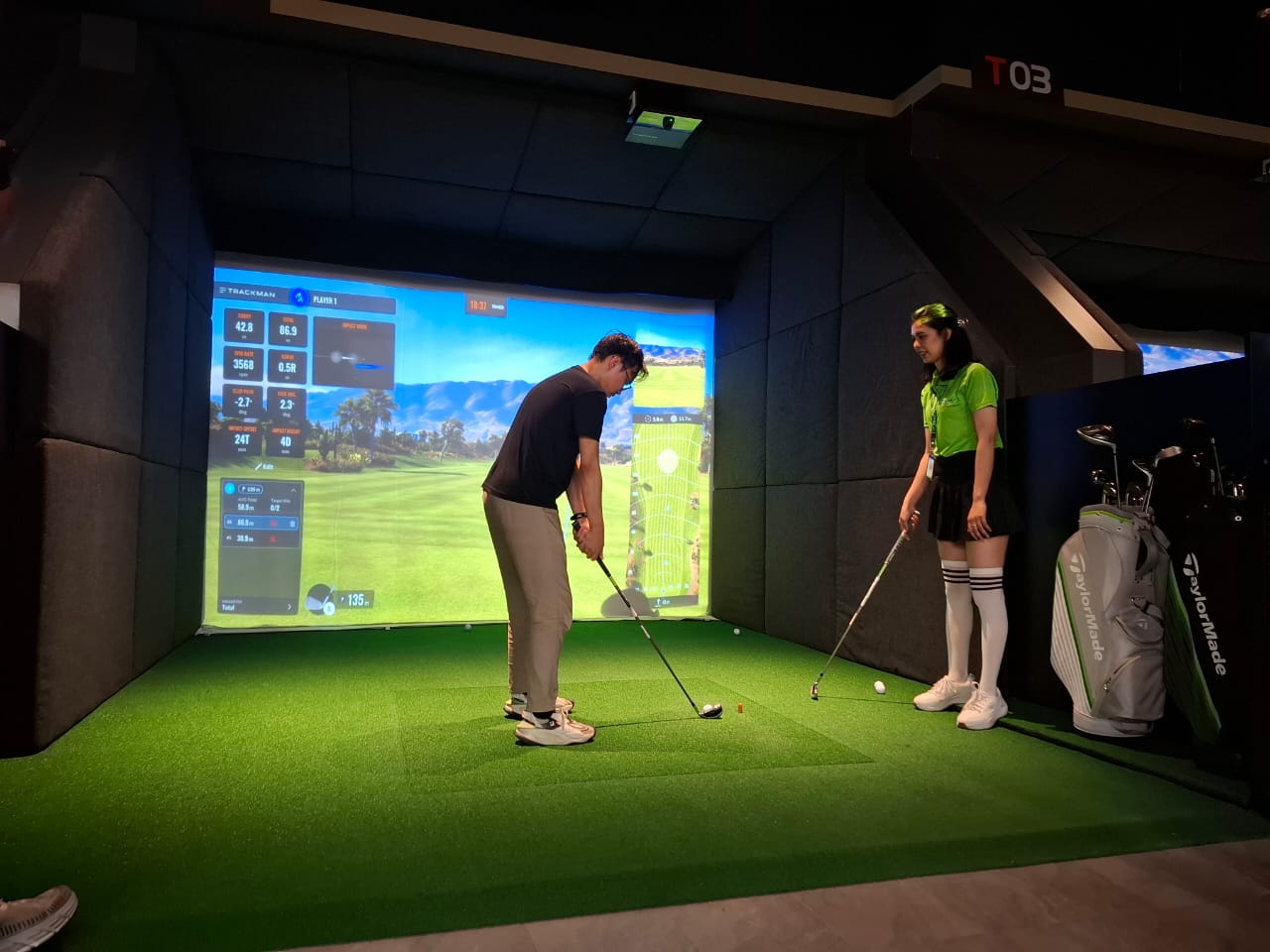 Rasakan Serunya Main Golf Indoor di MST Golf Arena | Click and Scroll